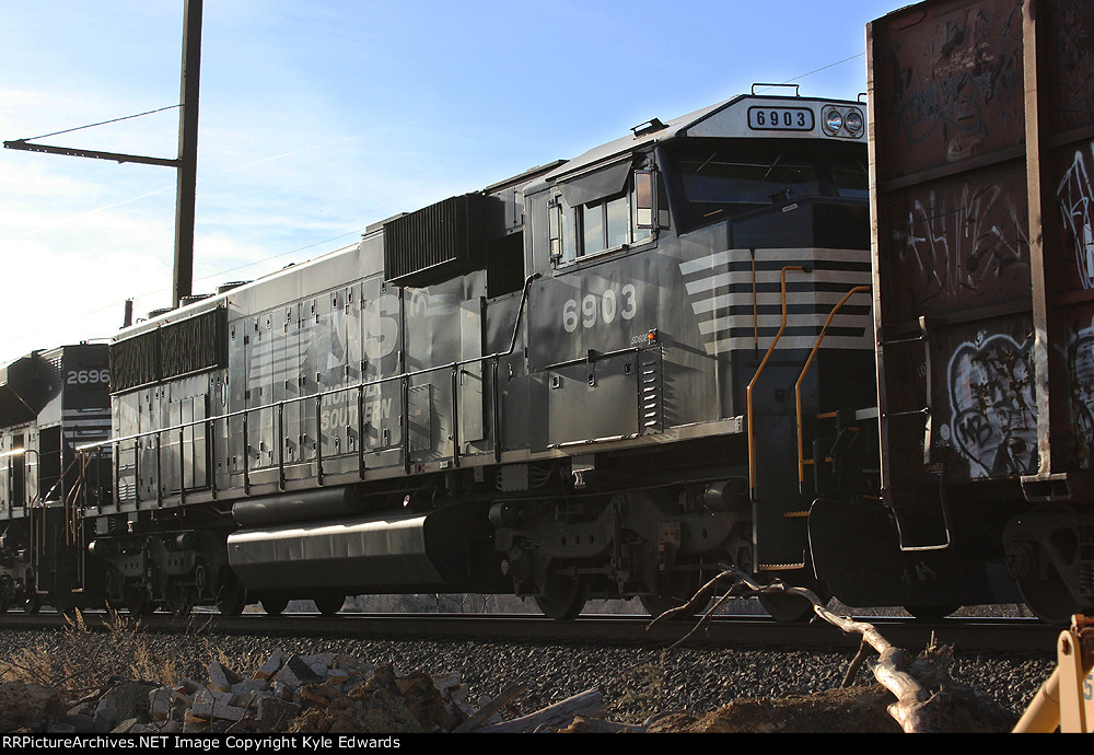 NS SD60E #6903 on 17G
